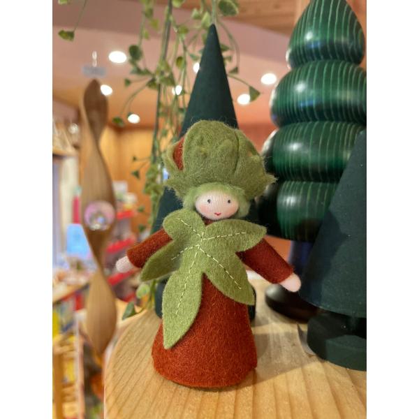 素材：　羊毛フェルト生産地：ルーマニアサイズ：8.5 cm※Not TOY※飾って楽しむことを目的としています。細かいパーツが取れた場合など小さいお子さんには危険なことがあります。★アンブロシウスフェアリーのみのご注文の場合、クリックポスト...