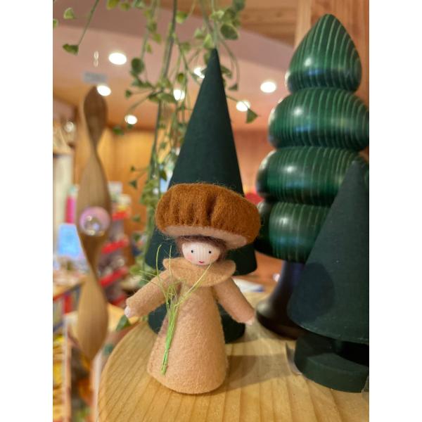 素材：　羊毛フェルト生産地：ルーマニアサイズ：6.5 cm※Not TOY※飾って楽しむことを目的としています。細かいパーツが取れた場合など小さいお子さんには危険なことがあります。★アンブロシウスフェアリーのみのご注文の場合、クリックポスト...