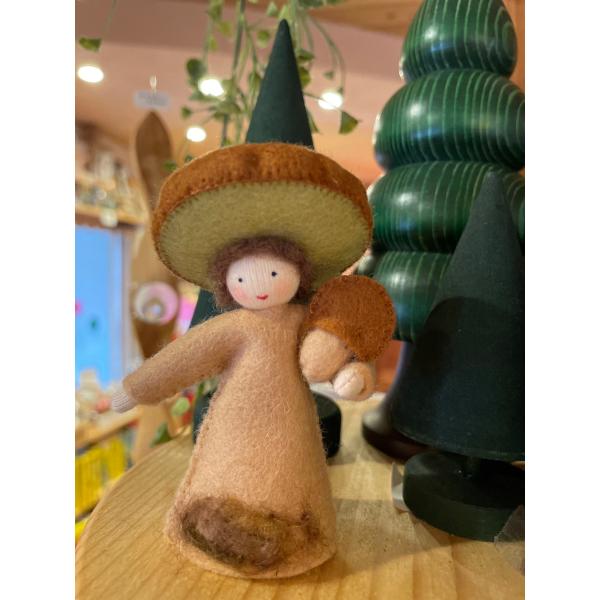 素材：　羊毛フェルト生産地：ルーマニアサイズ：8.5 cm※Not TOY※飾って楽しむことを目的としています。細かいパーツが取れた場合など小さいお子さんには危険なことがあります。★アンブロシウスフェアリーのみのご注文の場合、クリックポスト...