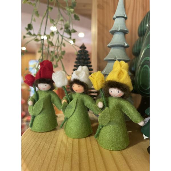 画像右端ですサイズ：高さ7-8cm素材：　羊毛フェルト生産地：ルーマニアAMBROSIUS　FAIRY(アンブロシウス　フェアリー）は季節のお花の人形です。フエルトや毛糸を使った、ていねいなハンドメイドです。飾りとしてご活用ください。★アン...