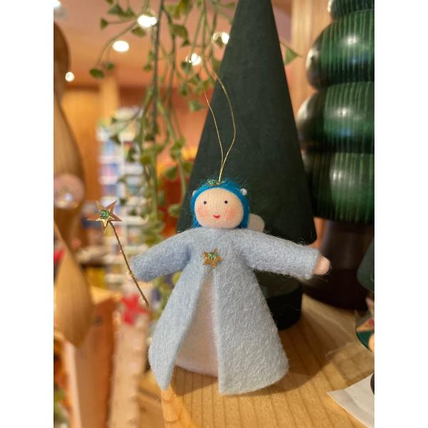 素材：　羊毛フェルト生産地：ルーマニアサイズ：6-7 cm※Not TOY※飾って楽しむことを目的としています。細かいパーツが取れた場合など小さいお子さんには危険なことがあります。★アンブロシウスフェアリーのみのご注文の場合、クリックポスト...