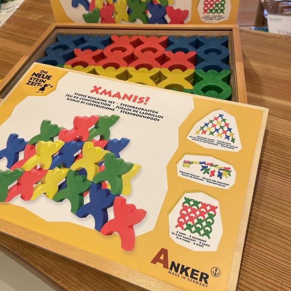 色鮮やかなカラーシリーズのアンカー積木です。原料はオリジナルの石積木と同じ天然素材。サイズ：基尺　2.5cm　　　　5 × 5 × 1.2 cm　　　　木箱　22.3 × 32.5 × 4.2 cm内容：4色各12ピース　計48ピースメーカ...