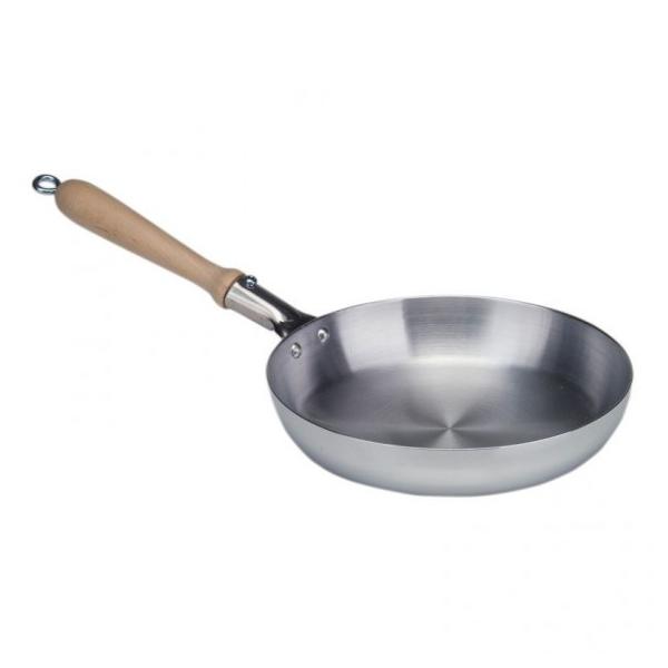 木の取手シリーズ。アルミ素材なので軽くて持ちやすく、本物さながらの雰囲気を漂わせています。NICなどのおままごと用キッチンともサイズがぴったりです。サイズ：直径14cmメーカー：NIC / Glueckskaefer（ドイツ）