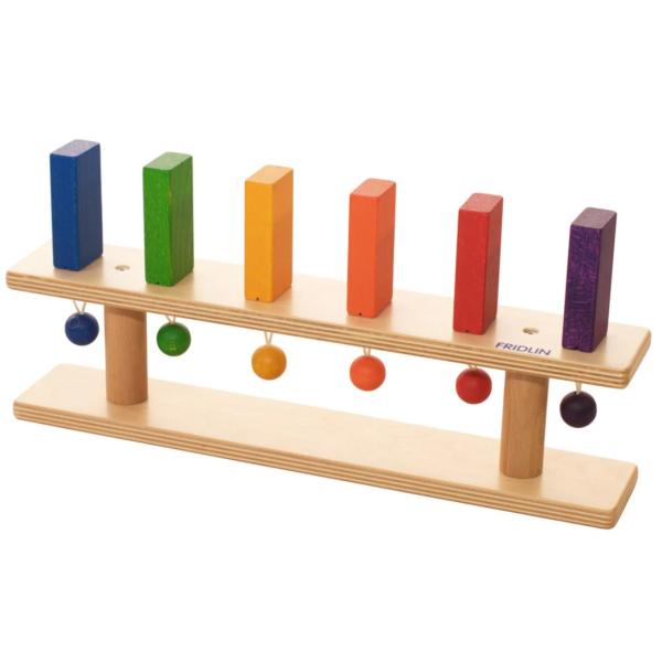 スタンドに6個のドミノがついています。下の丸い木玉を引っ張ると。ブロックが立ちます。隅にあるブロックを押すと、ブロックが次々と倒れます。パーツが紛失しないので、支援センターやクリニックの待合室など、集団で過ごす場所におすすめです。サイズ：3...