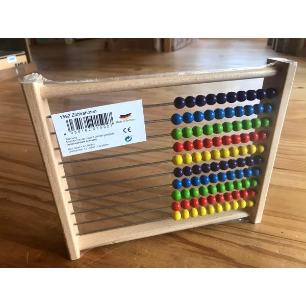 各列10個の玉が10列並び、100まで数えることができます。各列を一つの位と考えたときは０〜9'999'999'999まで！数と量を木の玉を動かしながら確かめられるおもちゃです。各列のレールは金属製で壊れにくくなっています。サイズ：22cm...