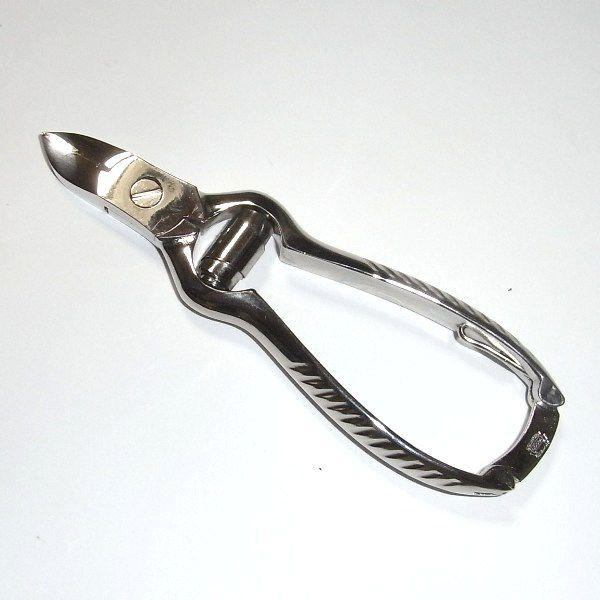 ・全長137mm、104g・光沢ニッケルメッキ鋼・グリップを強く握り締めれば開閉止めが自動的に解除されてバネが働き自在にカットができます・強力な刃と丈夫なバネ付きで耐久性にも優れています・2cm幅の大きな刃で足の爪も一発カット、心強いニッパ...