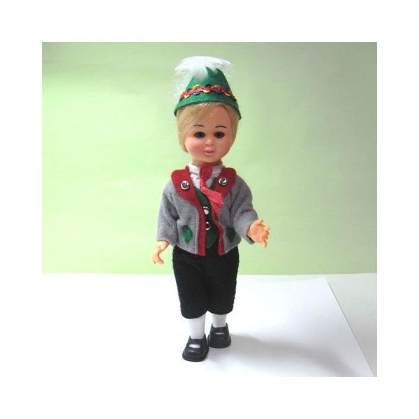 ・サイズ:縦19cm、45g・衣装：綿、一部ポリエステル、胴体：樹脂・紙ケース入り、塩ビ透明フタ付・横になると目を閉じ起立すると目を開ける大変可愛い表情のお人形です・チロル帽（つばが狭く、羽根や紐を巻いたフェルト帽、登山家などが使用）をかぶ...