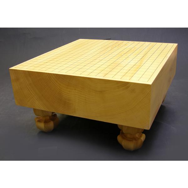 12.1cm厚。カヤ材のブランド「日向産榧」の板目碁盤。中心から二つ割の木取りで、盤面にタケノコ型の板目模様の素材です。極細かな年輪で日向産特有の黄味のある材色でやわらかな打ち味の盤です。日向産銘の焼き印付き桐覆い、布カバー付きです。---...