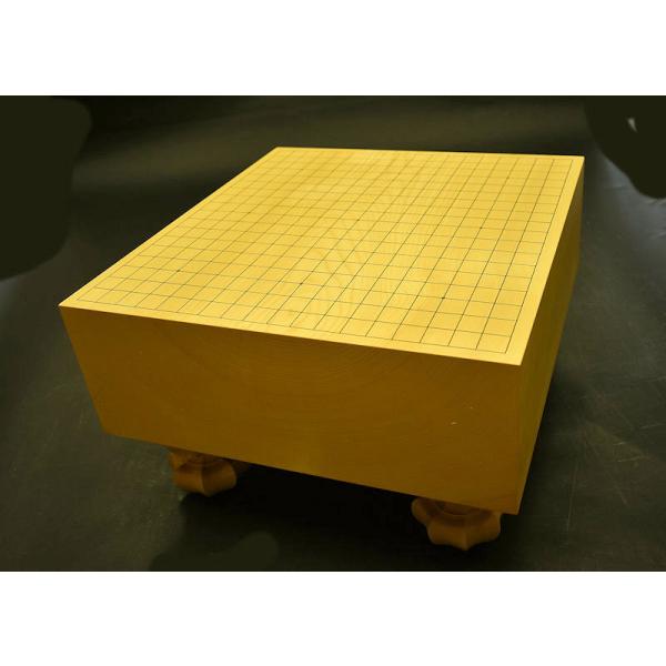 15.1cm厚。カヤ材のブランド「日向産榧」の板目碁盤。中心から二つ割の木取りで、盤面にタケノコ型の板目模様の素材です。極細かな年輪で日向産特有の黄味のある材色でやわらかな打ち味の盤です。日向産銘の焼き印付き桐覆い、布カバー付きです。---...