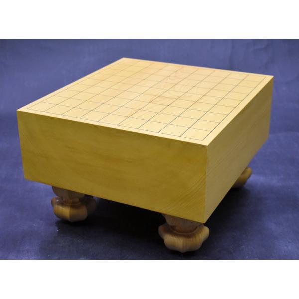 かや材の高級品といわれる九州日向産です。営林署出材の丸太を当店で製材し。10年以上の乾燥の上製作しました。木裏という中心部が盤面委なる標準的な盤になります。南九州特有な木目の細かい黄色味のある素材になります。ヒバ材１脚駒台付（桐覆いは別売り...