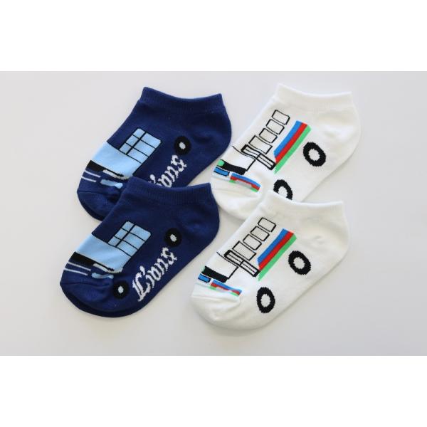 近江鉄道の観光バスがデザインされたくつ下ですサイズは13cm〜18cmのジュニアサイズをご用意くつ下を履くとバスがより立体的になって面白いですよ！ぜひお子さまへのプレゼントにいかがですか☆■サイズ：13cm〜18cm■カラー：ライオンズカラ...