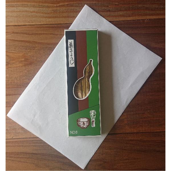 黒文字　菓子ようじ18本入り　茶道　1箱　条件なし送料無料黒文字は樹皮に芳香がある落葉低木ですが、一説に寄りますと古田織部が、用いたということが始まりと言われています。茶席で使われる黒文字は、懐紙に包んで持って帰ります。そして、帰ってから、...