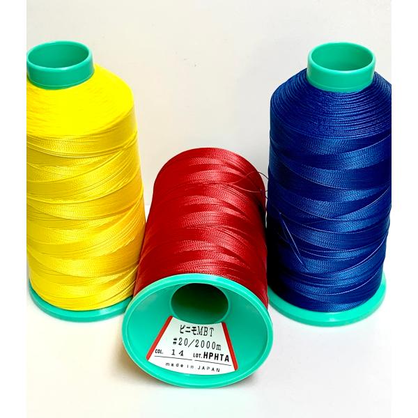 ＩＮボンド糸　ビニモＭＢＴの番手２０００ｍの大巻です。【ビニモMBT】とは、糸がほつれないように、中心を接着加工した糸のことです。従来の樹脂コーティングによるボンド加工糸の欠点、コーティング剤の剥離によるミシンの目詰まりが起こりません。ほつ...