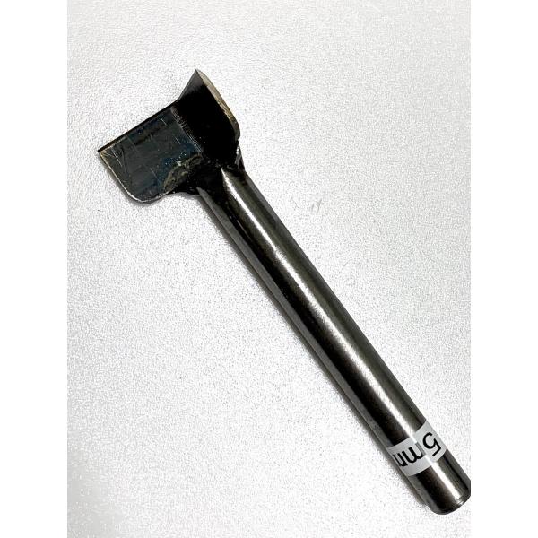 スウェーデン鋼のコーナー抜きコーナーが直径5mm,10mm,20mm,15mmの円周で抜けます。