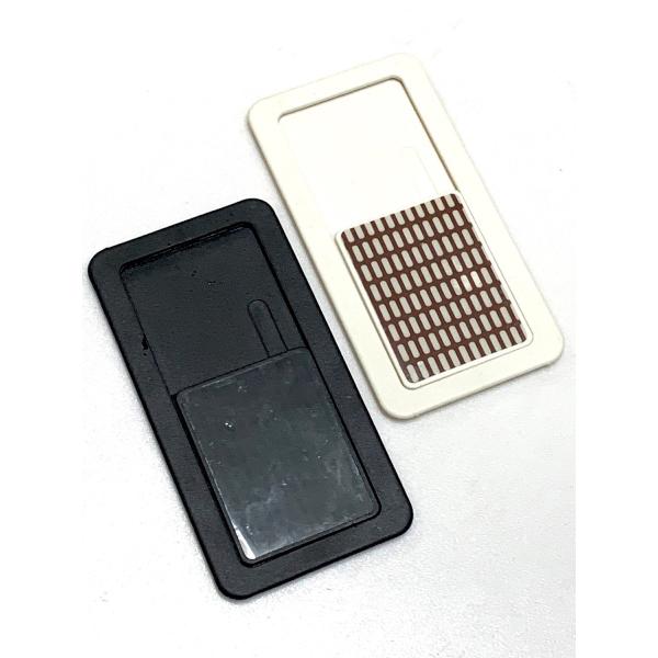 スマホカバーにスライドパーツを貼り付けその上にスマホを貼り付けます。カメラレンズがカバーから出るまでスライドさせて写真を撮ります。