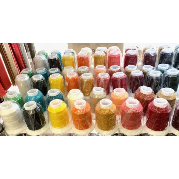 ビニモの0番手にたっぷり蝋をつけました。現在29色です。手縫いにどうぞ!---------------------------------------------------------※気温の下降により糸が白っぽく見えるのは、蝋が固まる為...