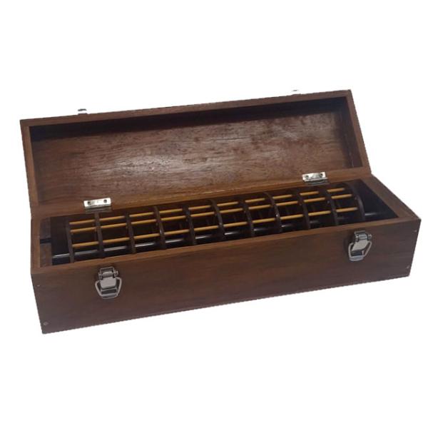 秀邦作（しゅうほう　さく）　回転式仕掛巻回転式の十連糸巻です。小さいスプールでの収納では糸グセが付きやすいですが、こちらの糸巻では糸グセが付き難いです。材質：さくら外寸：約9.5cmｘ35cmｘ9.0cmスプール直径：約7cmスプール巾：約...