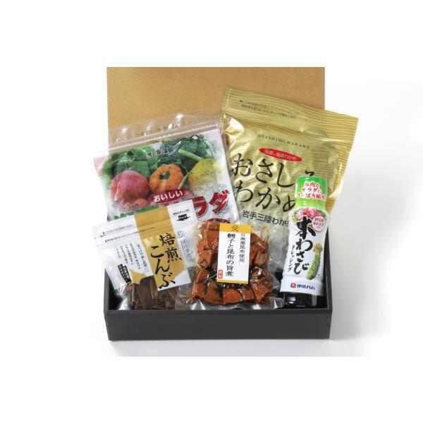 焙煎昆布の販売休止のため黒地のりに変更いたします。【5品】・おさしみわかめ（150ｇ）×1・海藻サラダ（200ｇ）×1・黒地のり（8ｇ）×1・鱈子と昆布の旨煮×1・本わさびドレッシング（170ml）×1　※オリジナル熨斗、短冊等をご希望の方...