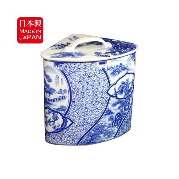 有田の技法、深い藍色の染付けで、幾何学的な祥瑞文様が描かれたサニタリーポットです。先進技術の、「酸化チタンコーティング」を施しており、消臭・防汚・防菌に優れています。こちらの染付祥瑞シリーズは、トイレペーパーホルダー、洗面ボウル、鏡、手洗器...