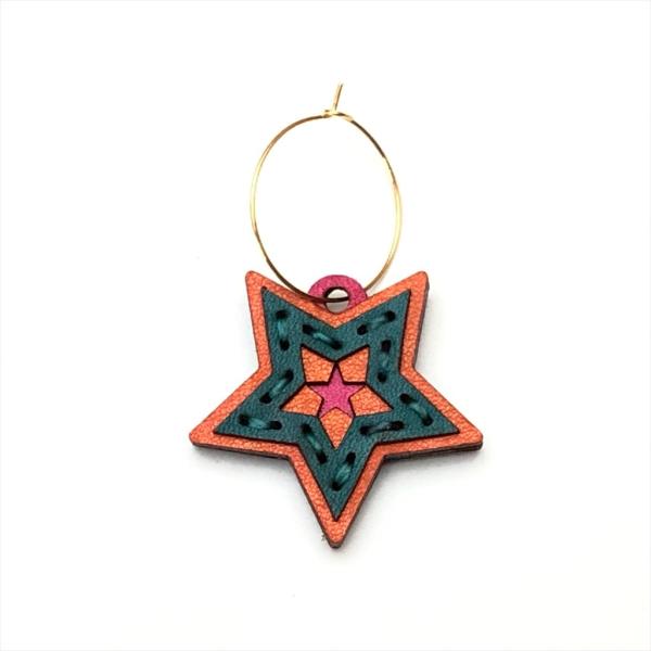 新デザインのフープピアスです。五芒星をアイコンにし、小さな星のくり抜きや重ねた革がワンポイントになったデザインです。華奢でシンプルな細い線のフープピアスを使用しているのでモチーフが目立ち、細いフープと個性的なモチーフが絶妙なバランスに仕上が...