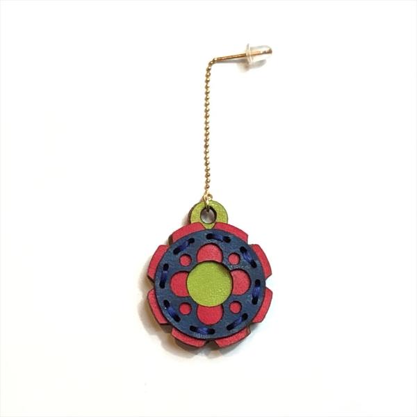 幾何学模様やフォークロア柄をイメージさせる独特なモチーフをアイコンにし、さりげないパンチングが目を惹くレザーアメリカンピアスです。チェーンが長めなので、キャッチを付けてポストタイプとして着けたりピアスホールにチェーンを通しチェーンを後ろに垂...