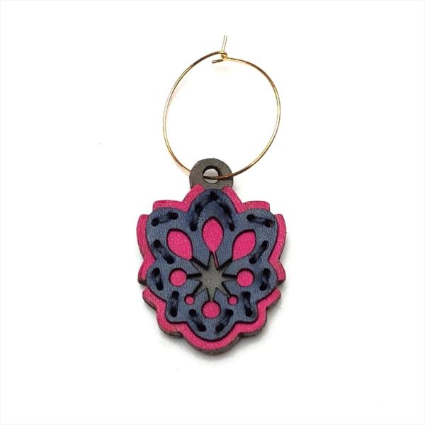 新デザインのフープピアスです。幾何学模様やフォークロア柄をイメージさせる独特なモチーフをアイコンにし、さりげないパンチングが目を惹くデザインです。華奢でシンプルな細い線のフープピアスを使用しているのでモチーフが目立ち、細いフープと個性的なモ...