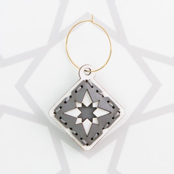 新デザインのフープピアスです。幾何学模様やフォークロア柄をイメージさせる独特なモチーフをアイコンにし、さりげないパンチングが目を惹くデザインです。華奢でシンプルな細い線のフープピアスを使用しているのでモチーフが目立ち、細いフープと個性的なモ...