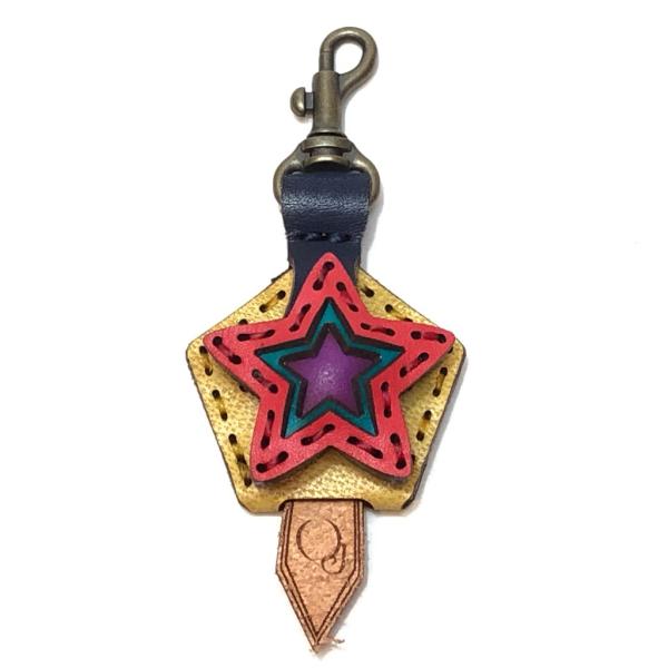 五芒星がデザインされたキーキャップです。ベースの五角形の上に3枚の革の五芒星を組み合わせた、立体感のある仕上がりです。お手持ちの鍵をおしゃれに彩るだけでなく鍵の目印にもなり、便利なナスカン付きなので、ベルトループ、キーホルダー、ファスナーな...