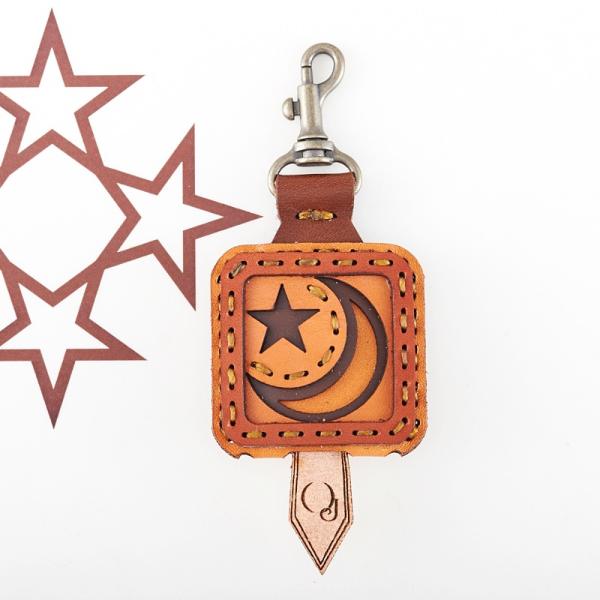 【20％OFF】￥4,290→￥3,432月と星が表と裏の両面にデザインされたキーキャップです。表裏それぞれ異なったカラーリングで、2つの表情をお楽しみ頂けるデザインとなっております。お手持ちの鍵をおしゃれに彩るだけでなく鍵の目印にもなり、...