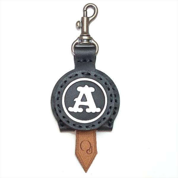 イニシャルモチーフのキーキャップです。オリジナルのフォントでA〜Zまでの各アルファベットをご用意しており、プチギフトにもぴったりのアイテムです。ナスカンが付いているので、ベルトループやキーホルダー、バッグやファスナートップに着けることが出来...