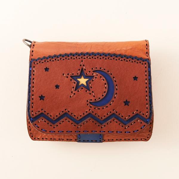 真ん中に月と五芒星がデザインされたショートウォレットです。外側に付いたコインケース部分は小銭が見やすい大きめな作りになっており、カードケースはたくさんのカードの収納が出来るよう、マチが付いております。使い込むほど味がでてくる革ならではの風合...