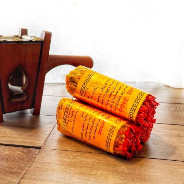 チベットでの伝統文化の一つで、宗教儀式などに使われる香（Zimpu）です。ネパールの手漉きの紙の中にサフランや白檀、ナギなどの25種類のスパイスや天然ハーブが調合されています。チベット僧院の受注を通じて細心の注意を払い、伝統的な方法で作成（...