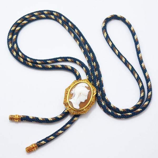 ■サイズロープ長:約120cm / カメオ:約45.6 × 36.0mm / 紐飾り:約13.1mm / 総重量(ロープ含む):約44.4g■素材K18 / シェルカメオ / ダイヤモンド■付属品証明書■コメント梶光夫氏デザインのフレームに...