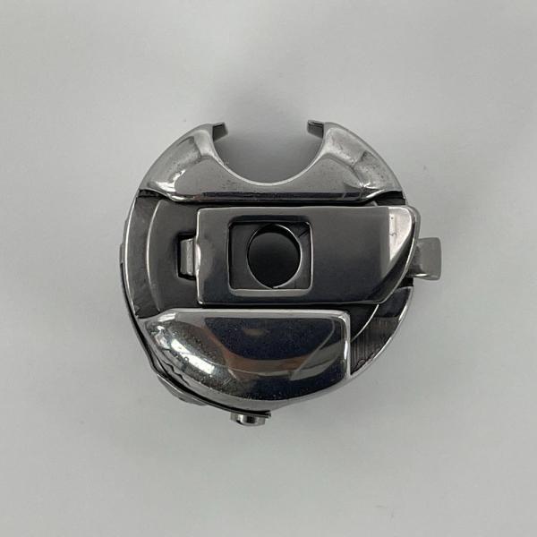 糸切り機能の付いていない工業用１本針本縫いミシン専用のボビンケースです。メーカー　：(株)東和製作所　TOWA型式　　　：BC-DB1（空転防止バネなし）適応ボビンサイズ：直径２１φ×厚さ9.2mm×中心穴径６φ　　　 　　　１ヶの価格です。