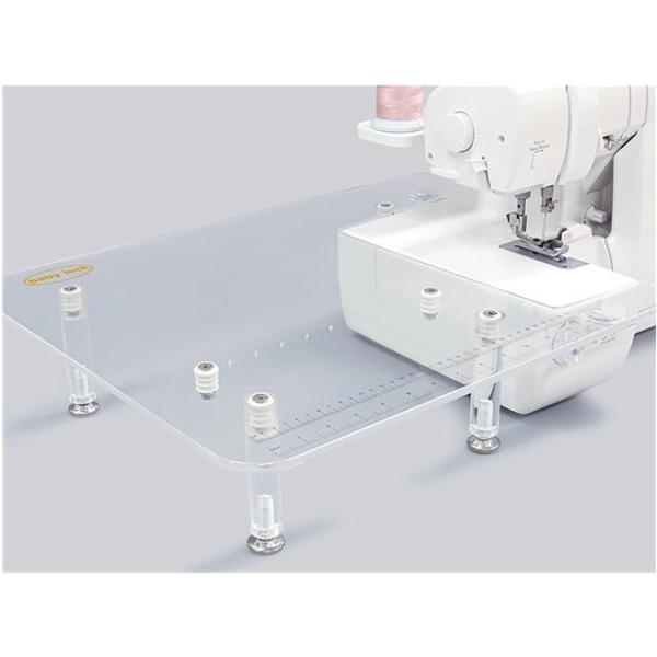 Sakura・Kanade・縫希星専用のクリアテーブル　CT-5S 。手元がよりワイドに使え、効率よく作業ができます。付属されている円縫い用ピンを使用してさまざまな大きさの円縫いが楽しめます。（画像２）サイズ　前側４８０×奥行４５０×後側６...