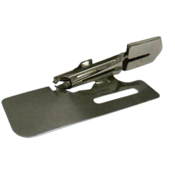 NB-4Aメリヤス用三つ折り調整式カノコバインダー　平ベット式テープを三つ折りにして布端に簡単に縫いつけることが出来るバインダーです。バインダーの出口部分で上下の巻幅を若干調整することができます。 適用ミシン：工業用平二本針・三本針飾り縫い...