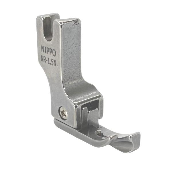 ガイドがあるので、ステッチ幅が安定します。標準の押え金よりも押え金の幅が狭くなっています。メーカー（ブランド）：日邦ミシン(株)　ニッポー NIPPO型式：NR-1.5N　　　右段付き押え金 1.5mm工業用１本針本縫いミシンの押え金です。...