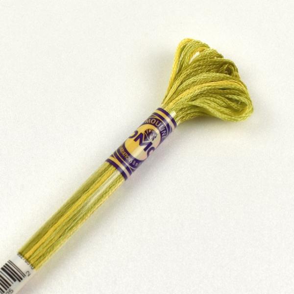 商品画像はサンプル画像のため、実物と色が異なります。目安としてご参照くださいませ。必ず色番号をご確認の上お買い求めください。●素材：綿100％●容量：長さ約8ｍ、6本撚り●太さ：25番【商品の特徴】ひとつの糸で幅広い色彩を持つマルチカラーの...