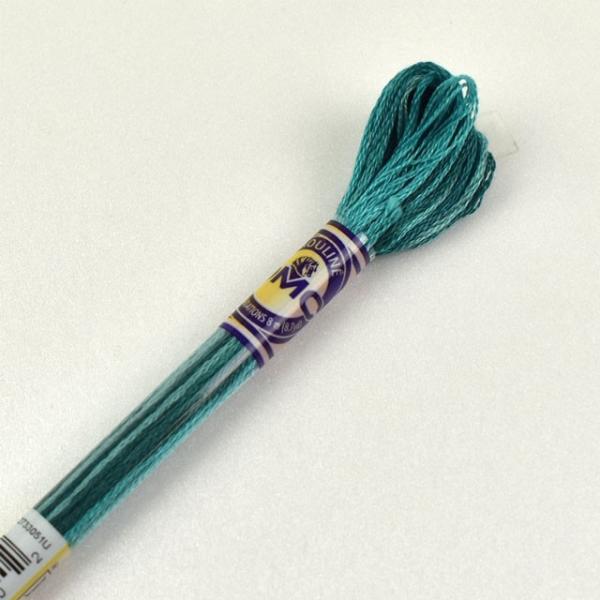 商品画像はサンプル画像のため、実物と色が異なります。目安としてご参照くださいませ。必ず色番号をご確認の上お買い求めください。●素材：綿100％●容量：長さ約8ｍ、6本撚り●太さ：25番【商品の特徴】ひとつの糸で幅広い色彩を持つマルチカラーの...