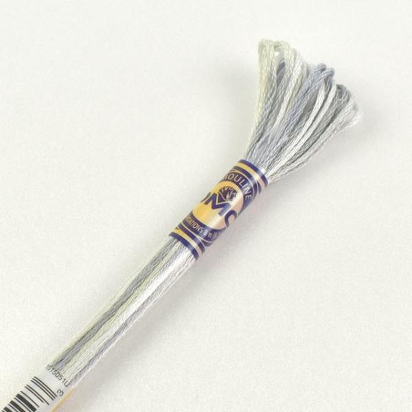 商品画像はサンプル画像のため、実物と色が異なります。目安としてご参照くださいませ。必ず色番号をご確認の上お買い求めください。●素材：綿100％●容量：長さ約8ｍ、6本撚り●太さ：25番【商品の特徴】ひとつの糸で幅広い色彩を持つマルチカラーの...