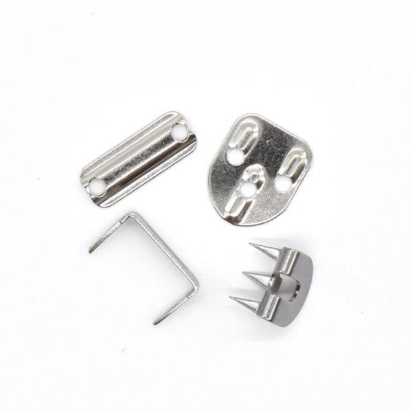 ●素材：真鍮●入数：5組入●サイズ：オス 13mm×16mm / メス 17mm×７mm（土台込み)※検針器対応【商品の詳細】主にメンズスラックスのウエストに使用されている打ち込み式の前カンです。爪をペンチなどで折って取り付けてください。