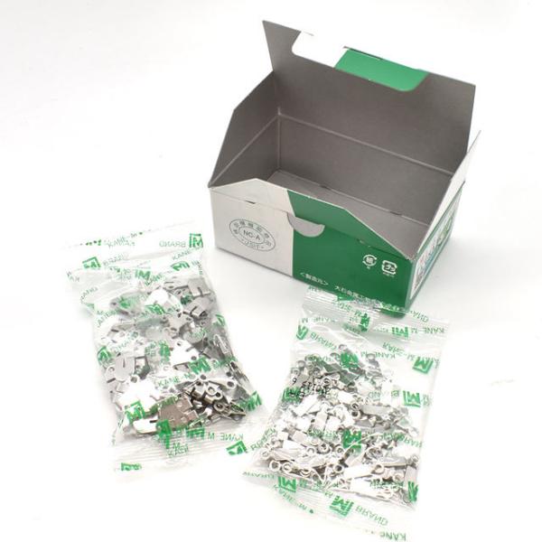 ●素材：真鍮●入数：100組入●サイズ：画像を参照ください。※検針器対応【商品の詳細】縫い付け用の前カンです。スカートやパンツのウエストに。お得な100組入りです。