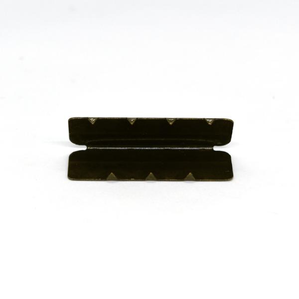 ●素材：真鍮●サイズ：30mm幅テープ用※詳細は画像を参照ください。●検針器対応【商品の詳細】ベルトやテープなどの先にお使いいただける金属パーツです。ベルトの先端を挟んで噛ますことでベルトの端のほつれを予防します。ペンチなどで取り付けること...