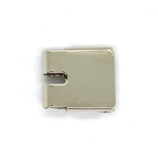 ●素材：真鍮【商品の詳細】帆型バックルとベルトをスマートに接続できる金属パーツです。ベルトをワニ口で挟むだけなので厚い皮革など縫うのに苦労する素材におすすめです。端を折り返さなくていいのですっきりとした仕上がりになります。画像の使用例のよう...