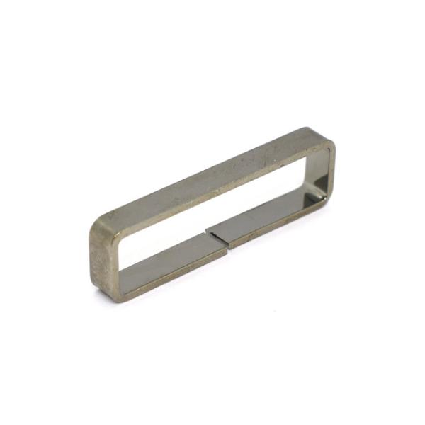 ●素材：真鍮【商品の詳細】ベルトの剣先を通す金属製のループです。帆型ピン付きバックル用ワニ口(MF106)に接続できます。