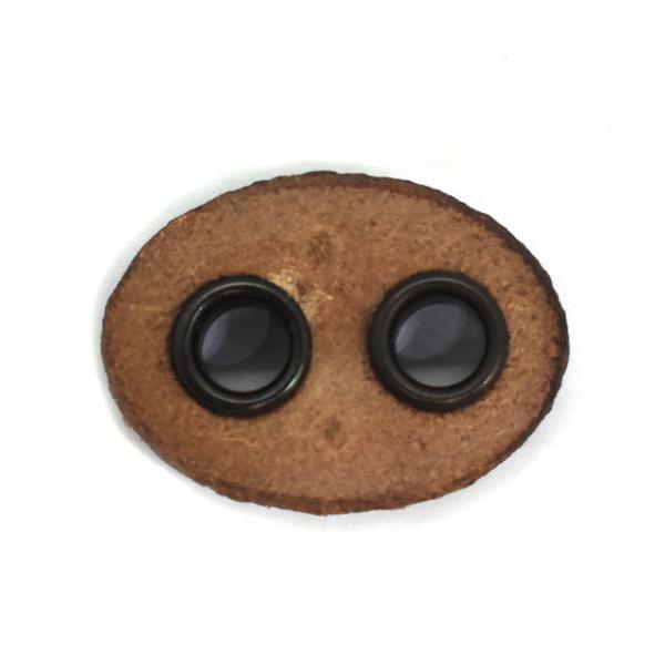 ●素材：レザー・真鍮●サイズ：紐通し内径 約4.3mm※詳細は画像を参照ください。【商品の詳細】革素材に金属ハトメを組み合わせたベーシックなブタ鼻ストッパーです。ブルゾンやコートなどのアウターやバッグなどにおすすめです。※天然の素材のため、...