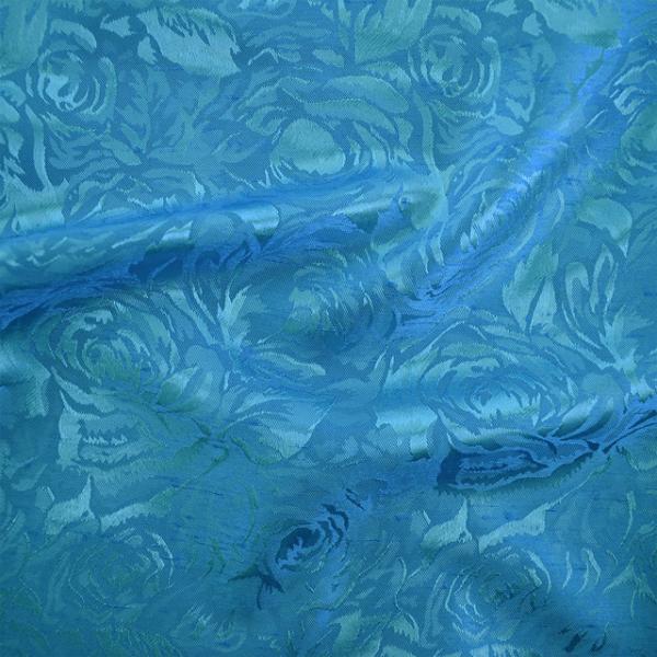 ●素材：ポリエステル100％●生地幅：約112cm【生地の特徴】落ち着いたサテンの光沢感が特徴の総バラ柄のブロケードジャガードです。薄めの生地なのでジャケット、ベスト以外にもフォマルドレスや衣装、装飾まで幅広くご使用いただけます。洗濯不可。...