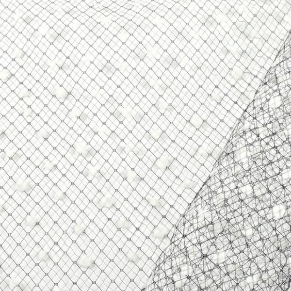 ●素材：チュール部分…ナイロン100％　　フロッキー部分…レーヨン100％●生地幅：約92cm【生地の特徴】目が粗めのネット生地にふかふかのフロッキーがついた可愛らしい生地です。帽子の装飾用としてよく使われます。ヘッドドレスやハット、小物、...