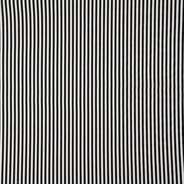 ●素材：綿100％●生地幅：約110cm【生地の特徴】幅約5mm前後のストライプ柄のプリント生地。生地の表面に光沢感を出す「ソフトチンツ加工」が施されたシーチングなので、サラサラでなめらかな柔らかい肌ざわりです。【ご注意】天然繊維のため、お...