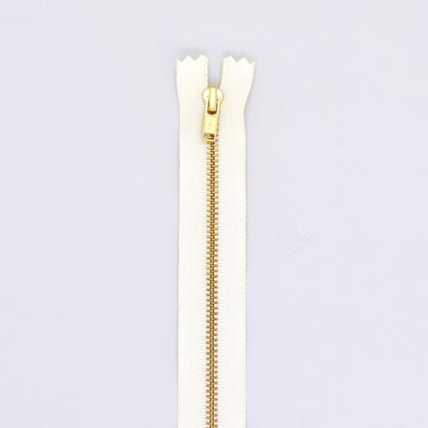 ●金属ファスナー●素材：エレメント…丹銅　テープ…ポリエステル●サイズ：No.3　長さ30cm●エレメント（務歯）：ゴールド【商品の詳細】エレメントが金属でできている止めファスナーです。ポケットやポーチ等、小物の製作にご利用ください。＜ご注...
